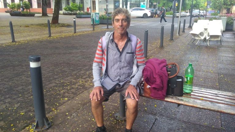 Se le rompió el auto y duerme en la plaza 9 de Julio desde hace 3 días ...