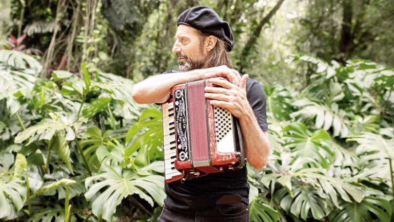 Chango Spasiuk lanza ‘Pynandí’, primer corte de su nuevo álbum | EL ...