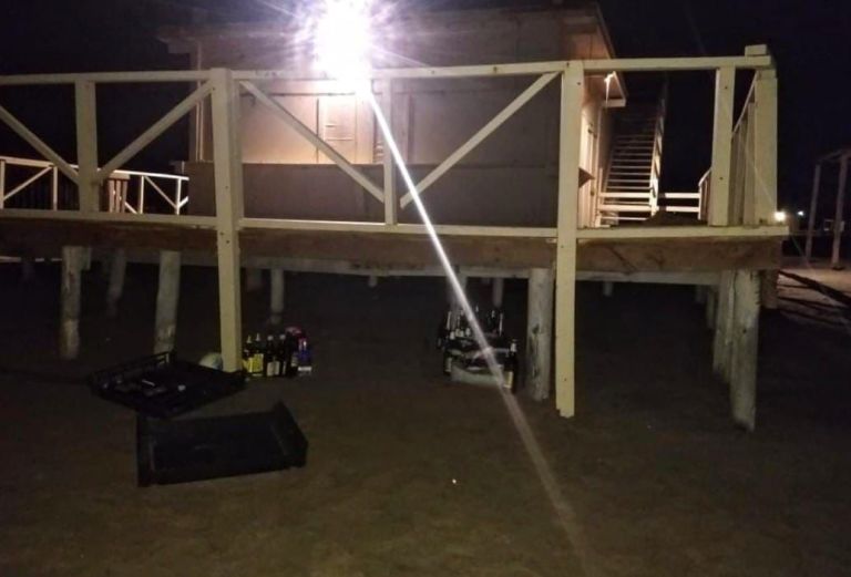Detienen a tres menores que entraron a robar un chiringo en una playa ... Detienen a tres menores que entraron a robar un chiringo en una playa ...