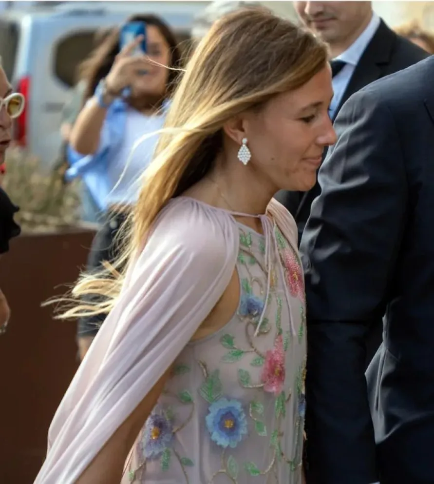 El look bohemio y austero de María Valls para su boda: sorpresa en el ...